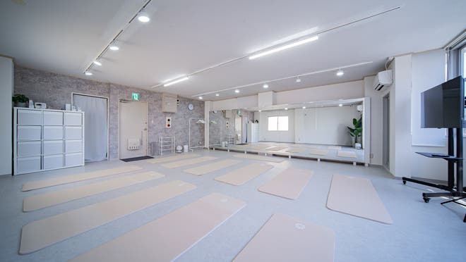 オープン特価🎉|広々1フロアー貸切✨六本松駅徒歩5分|ダンスやヨガ|動画撮影|大型ミラー6m|モニター|更衣室|無料備品多数|の写真1