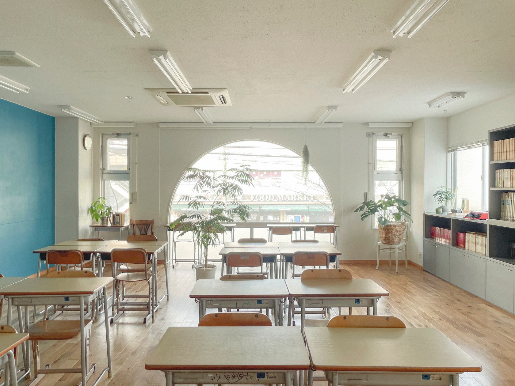 【ベガ教室/貸切】レトロな学校の教室！自然光◎写真・動画撮影/コスプレ/女子会/会議｜駐車場1台無料・舟入幸町・20名迄の写真1