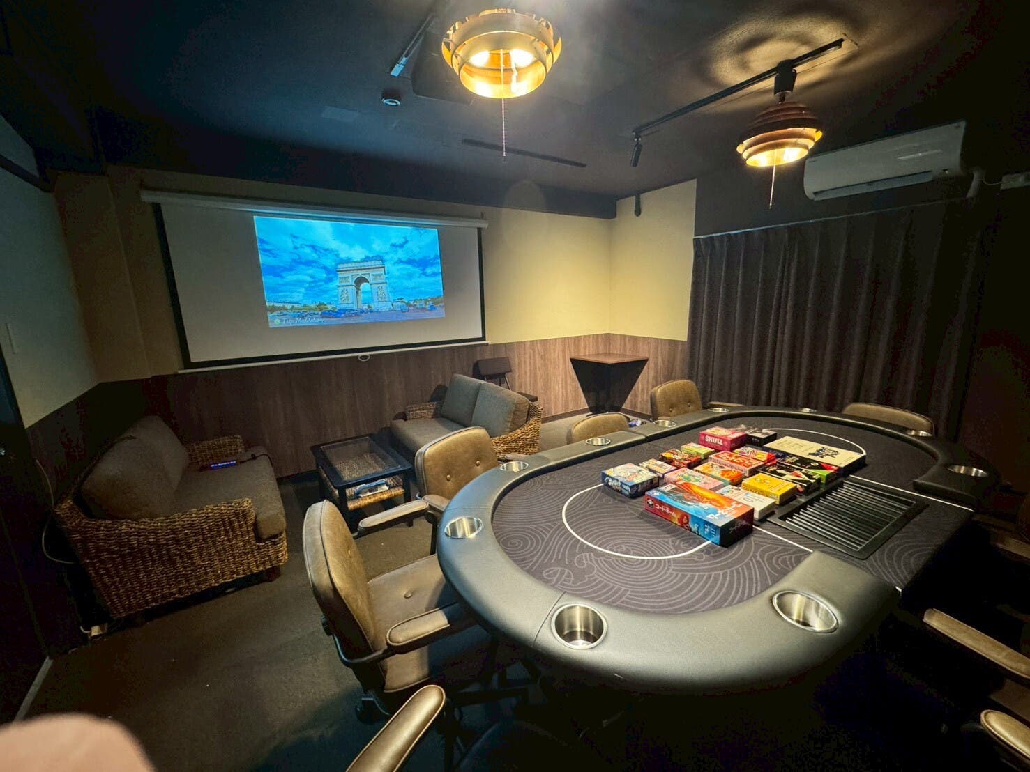 【FAMILYPOT 池袋東口駅前2号店】池袋駅徒歩3分  ポーカー ダーツオ カラオケ ボードゲームの写真2