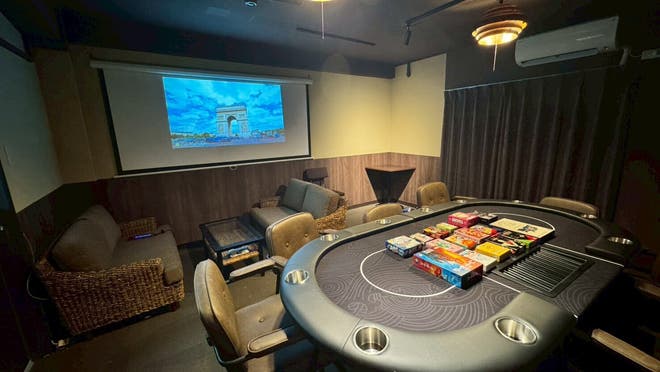 【FAMILYPOT 池袋東口駅前2号店】池袋駅徒歩3分 ポーカー ダーツオ カラオケ ボードゲームの写真2