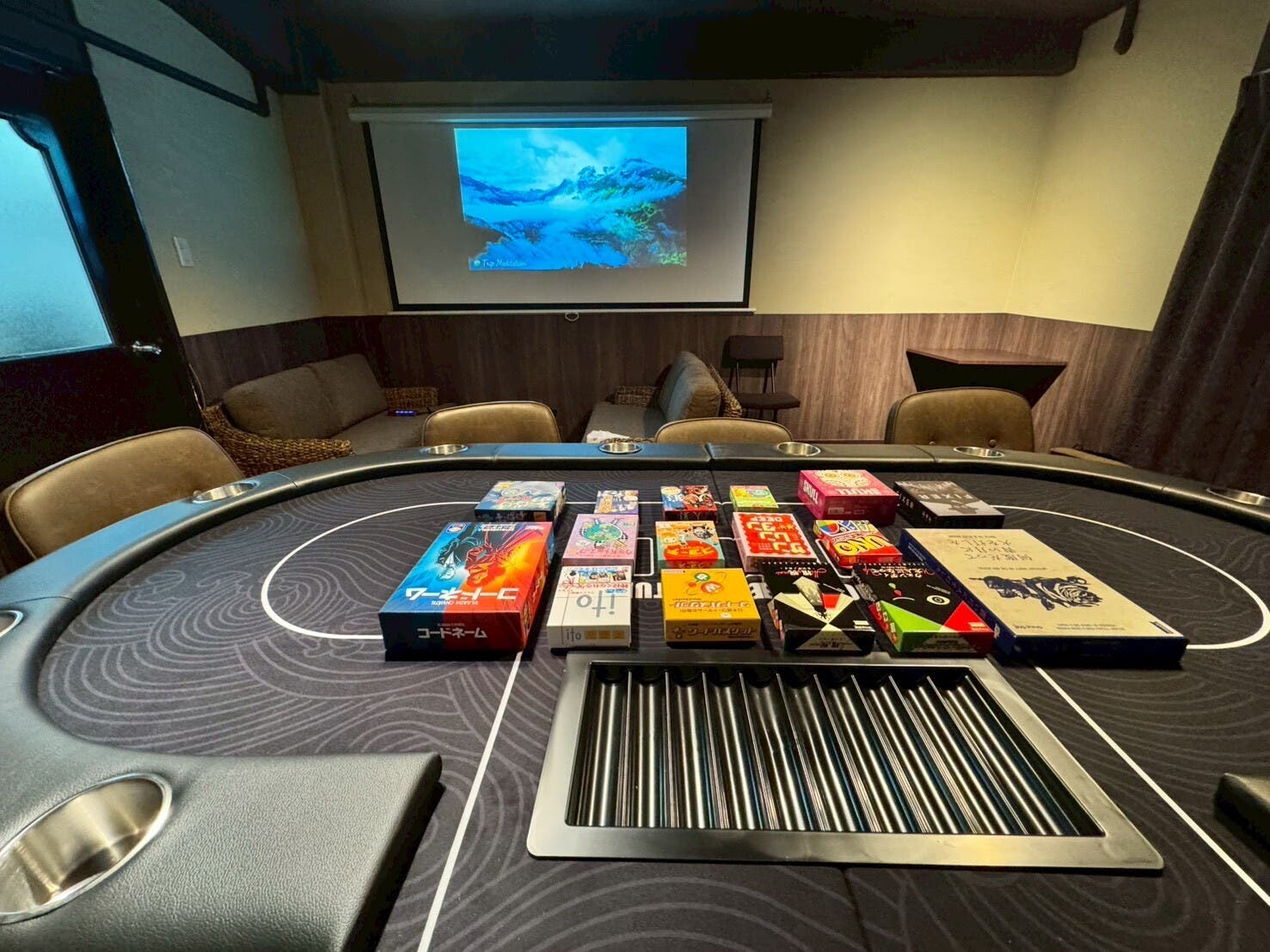 【FAMILYPOT 池袋東口駅前2号店】池袋駅徒歩3分  ポーカー ダーツオ カラオケ ボードゲームの写真3