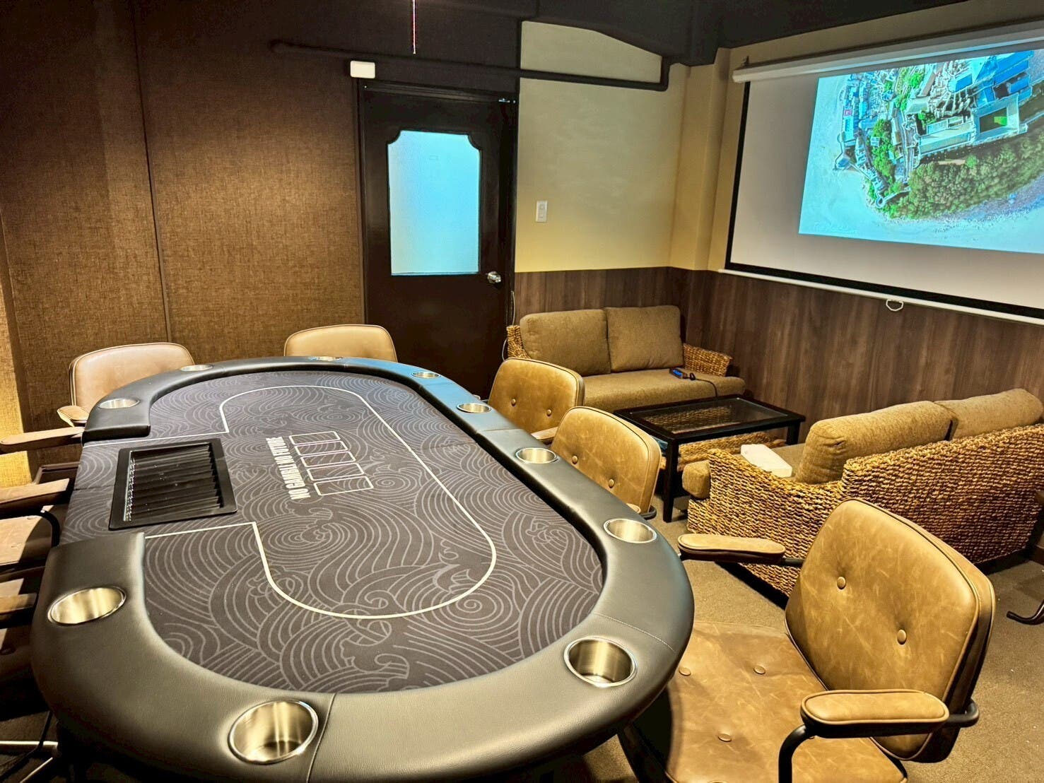 【FAMILYPOT 池袋東口駅前2号店】池袋駅徒歩3分  ポーカー ダーツオ カラオケ ボードゲームの写真4