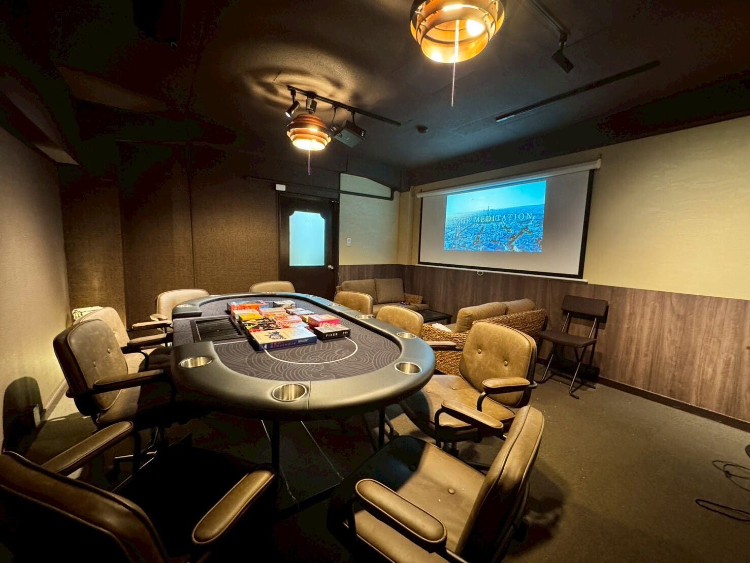【FAMILYPOT 池袋東口駅前2号店】池袋駅徒歩3分  ポーカー ダーツオ カラオケ ボードゲームの写真1