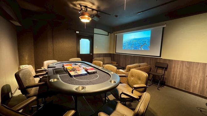【FAMILYPOT 池袋東口駅前2号店】池袋駅徒歩3分 ポーカー ダーツオ カラオケ ボードゲームの写真1