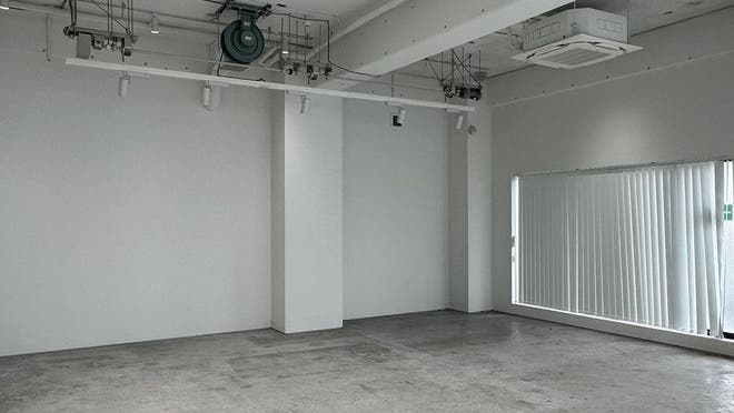 【原宿】明治神宮前〈原宿〉駅 徒歩3分|天井の高い約63㎡・白基調のミニマルな展示・POP UPフロアの写真1