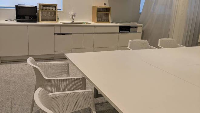 大きな窓と50㎡の広々空間。充実のキッチンとダンスに鏡セット、ダンス用シート完備で、パーティーから練習まで幅広く対応の写真2
