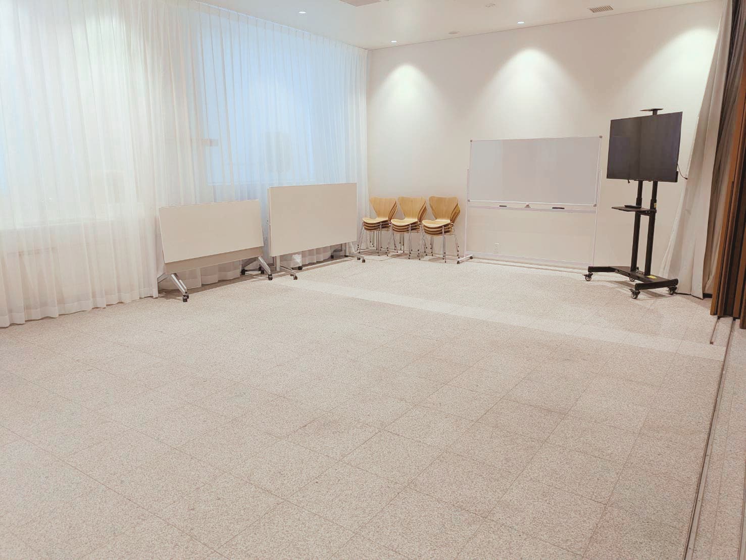 大きな窓と50㎡の広々空間。充実のキッチンとダンスに鏡セット、ダンス用シート完備で、パーティーから練習まで幅広く対応の写真7