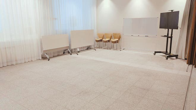 大きな窓と50㎡の広々空間。充実のキッチンとダンスに鏡セット、ダンス用シート完備で、パーティーから練習まで幅広く対応の写真7
