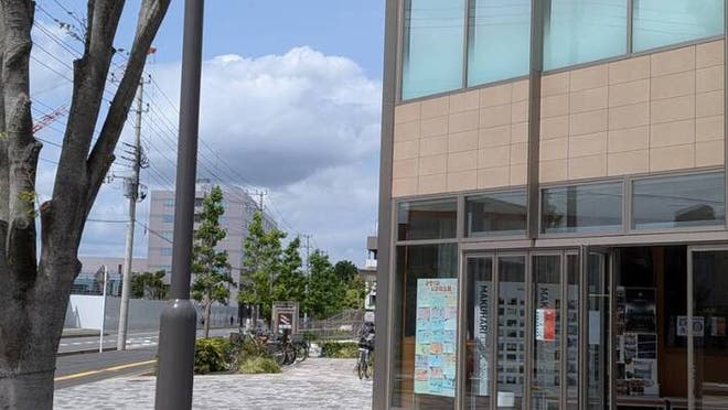 大きな窓と50㎡の広々空間。充実のキッチンとダンスに鏡セット、ダンス用シート完備で、パーティーから練習まで幅広く対応の写真9