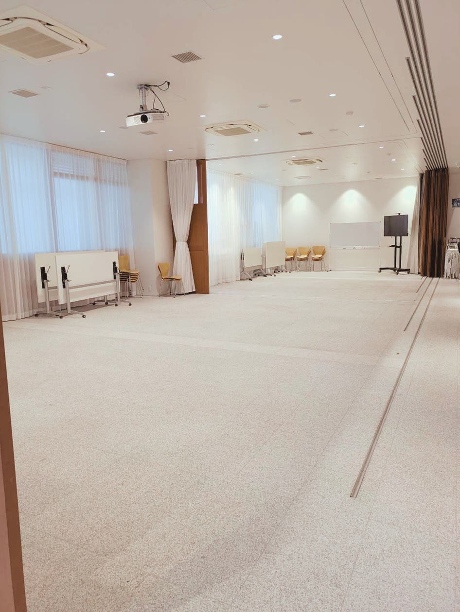 大きな窓と50㎡の広々空間。充実のキッチンとダンスに鏡セット、ダンス用シート完備で、パーティーから練習まで幅広く対応の写真10