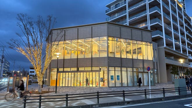 大きな窓と50㎡の広々空間。充実のキッチンとダンスに鏡セット、ダンス用シート完備で、パーティーから練習まで幅広く対応の写真11