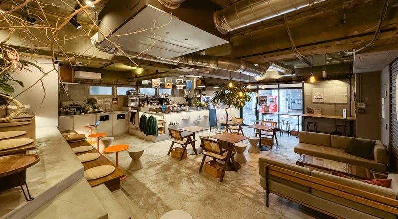 【吉祥寺駅徒歩3分・平日限定】最大60名の貸切カフェ｜OVER COFFEE HUB 1階
