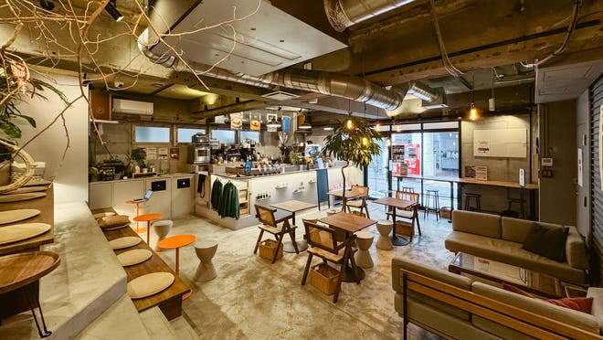 【吉祥寺駅徒歩3分・平日限定】最大77名の貸切カフェ|OVER COFFEE HUB 1階の写真1
