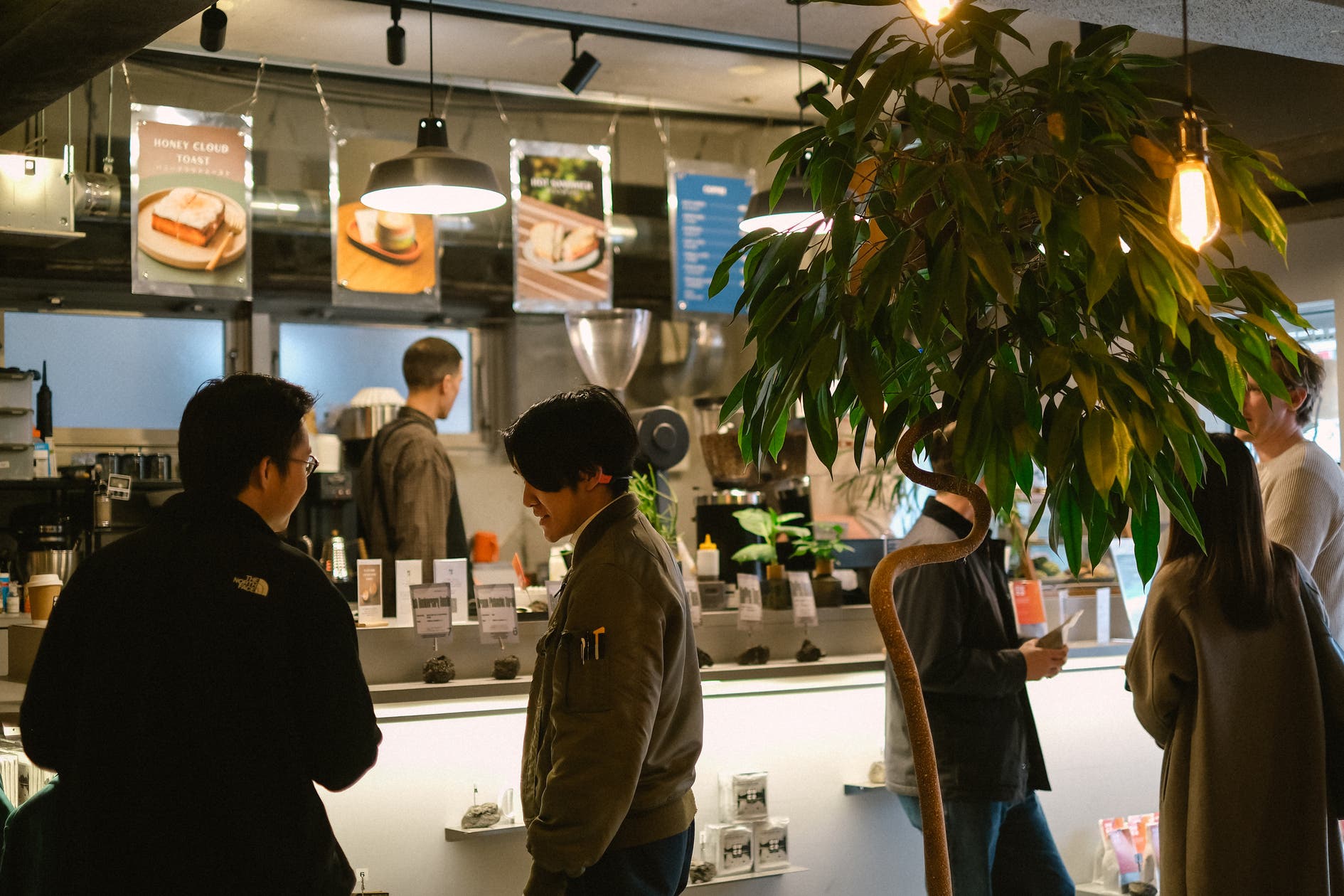 【吉祥寺駅徒歩3分・平日限定】最大77名の貸切カフェ｜OVER COFFEE HUB 1階の写真3
