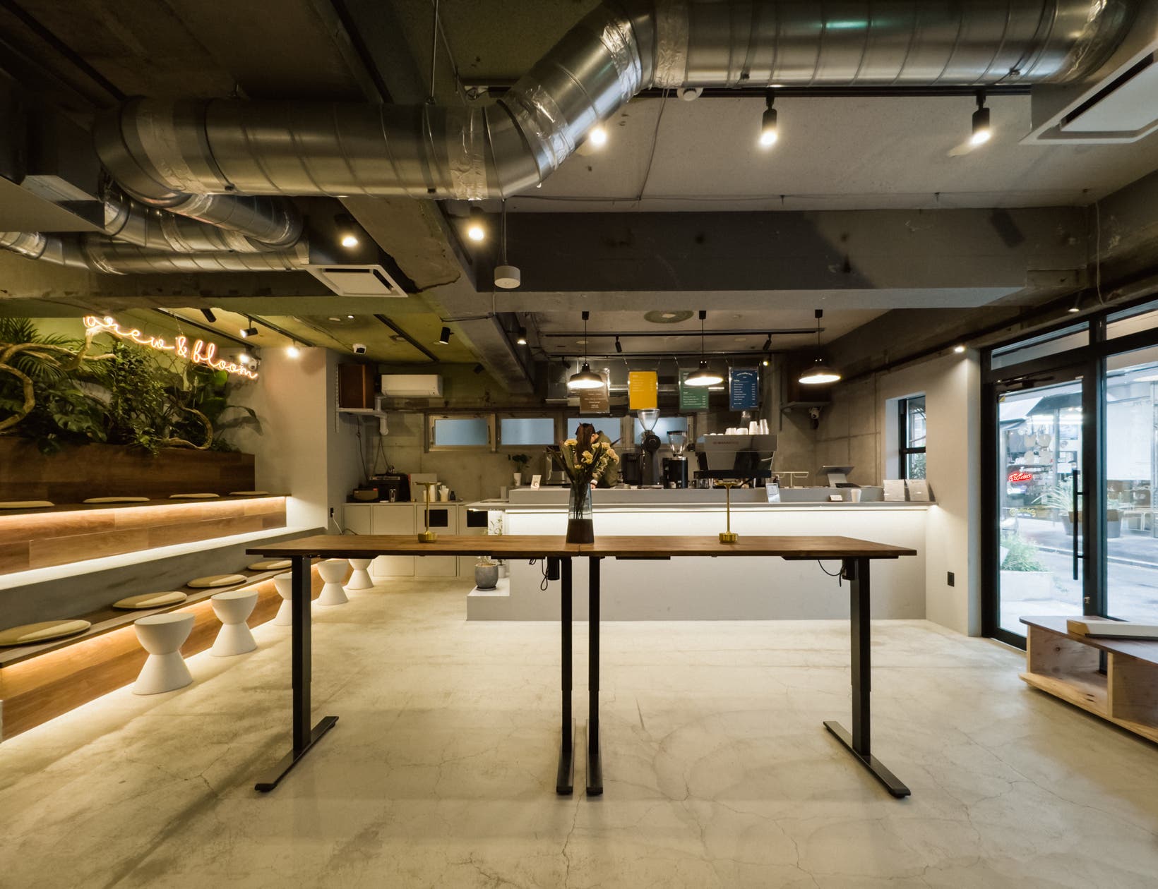 【吉祥寺駅徒歩3分・平日限定】最大77名の貸切カフェ｜OVER COFFEE HUB 1階の写真4