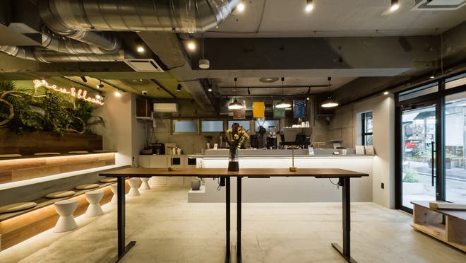 【吉祥寺駅徒歩3分・平日限定】最大77名の貸切カフェ|OVER COFFEE HUB 1階の写真4