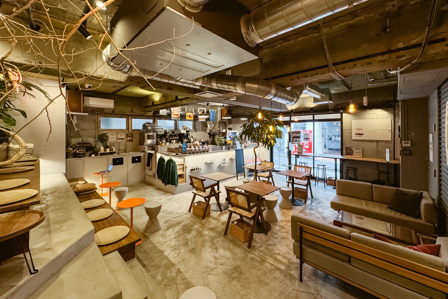 【吉祥寺駅徒歩3分・土日祝限定】1F＋2F 全館貸切 最大100名の貸切イベントホール｜OVER COFFEE HUBの写真1