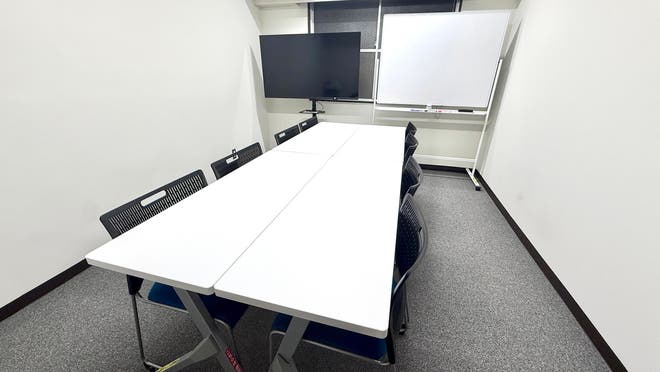 【心斎橋駅5分/他3駅徒歩圏】55型モニター/白板/新型空調/光Wi-Fi/EV有/洋式トイレの写真1