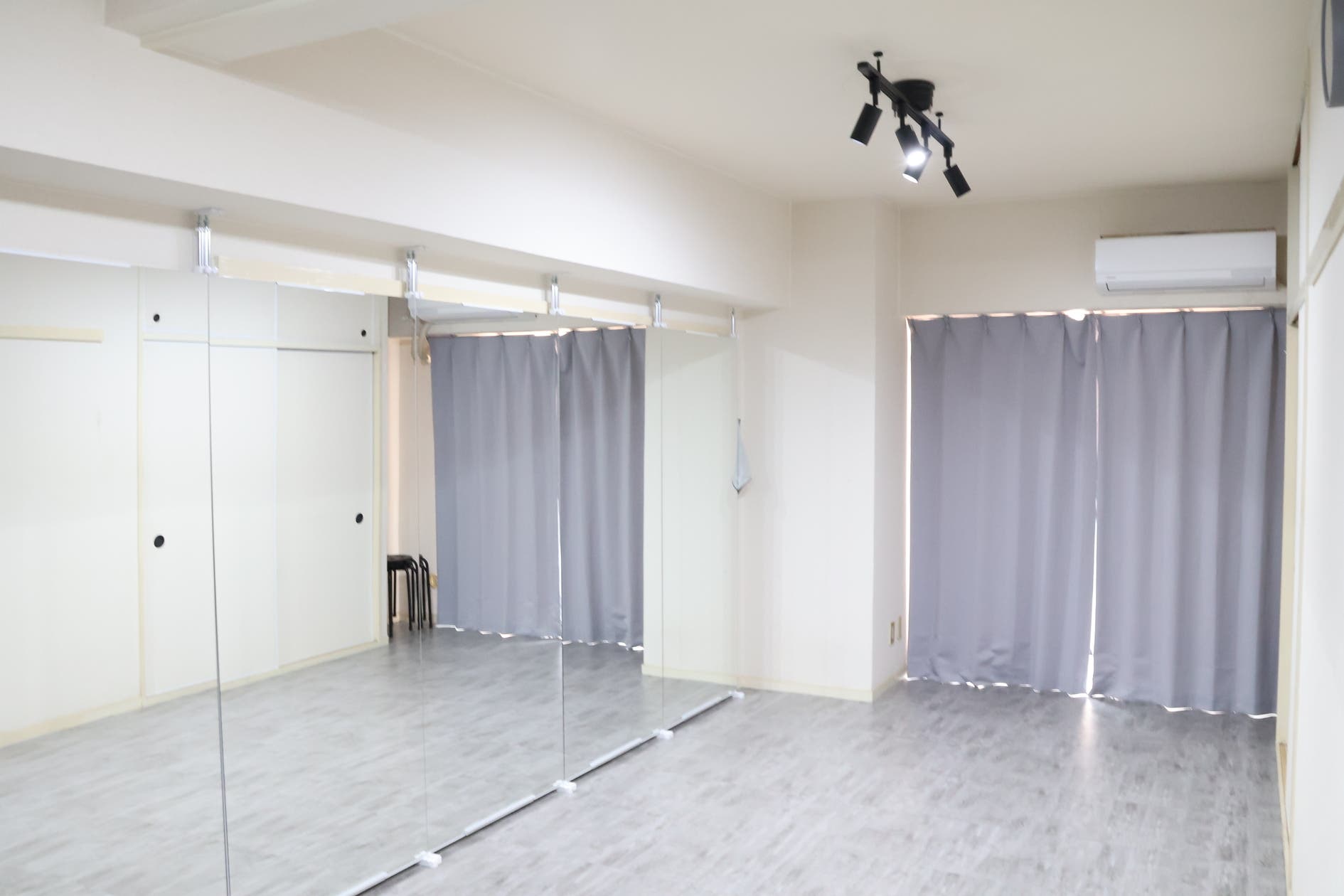オープン価格✨駅近3分🚶大型鏡🪞ダンス💃撮影📸ヨガ🧘レッスン大歓迎🎭推活、着替えにも！の写真1