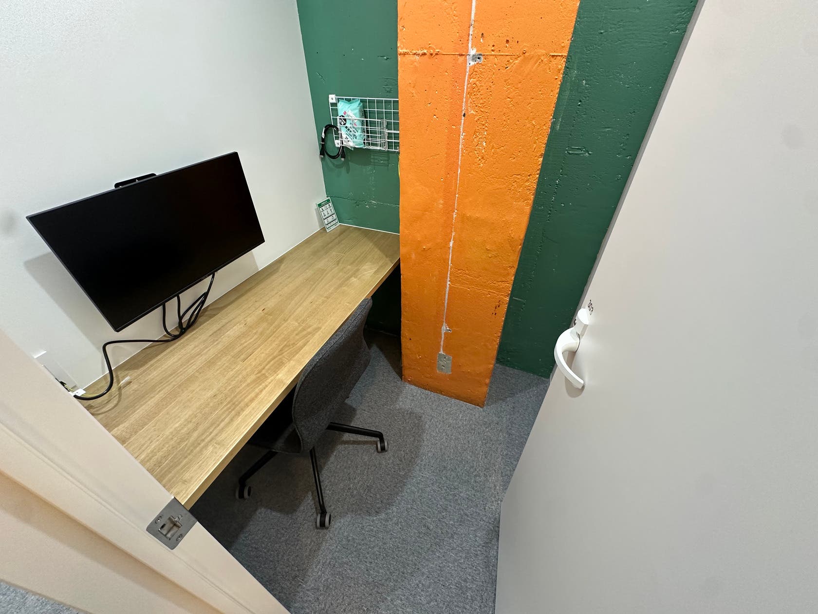 【名古屋駅西口徒歩1分】完全個室のモニター付き1名個室 No.303の写真2