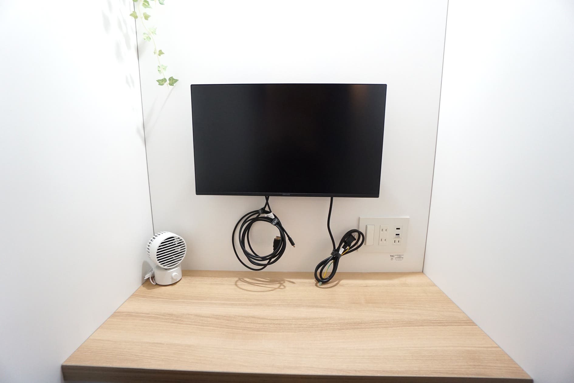 ＜SpemaBOX_関内駅南口駅前No.1＞1人用個室🚪光回線Wi-Fi📶電源🔌モニター🖥️テレワーク/オンライン会議の写真2