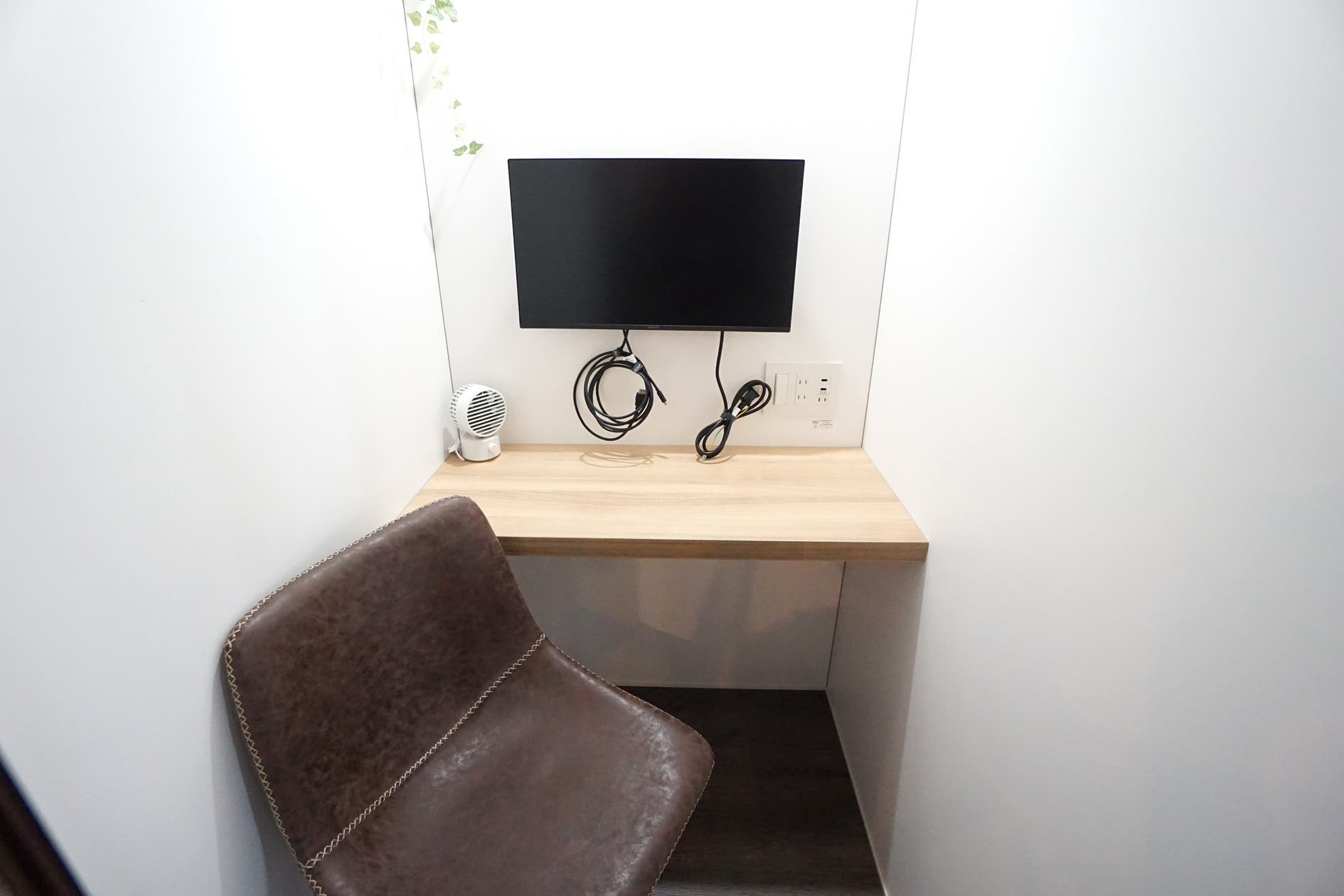 ＜SpemaBOX_関内駅南口駅前No.1＞1人用個室🚪光回線Wi-Fi📶電源🔌モニター🖥️テレワーク/オンライン会議の写真5