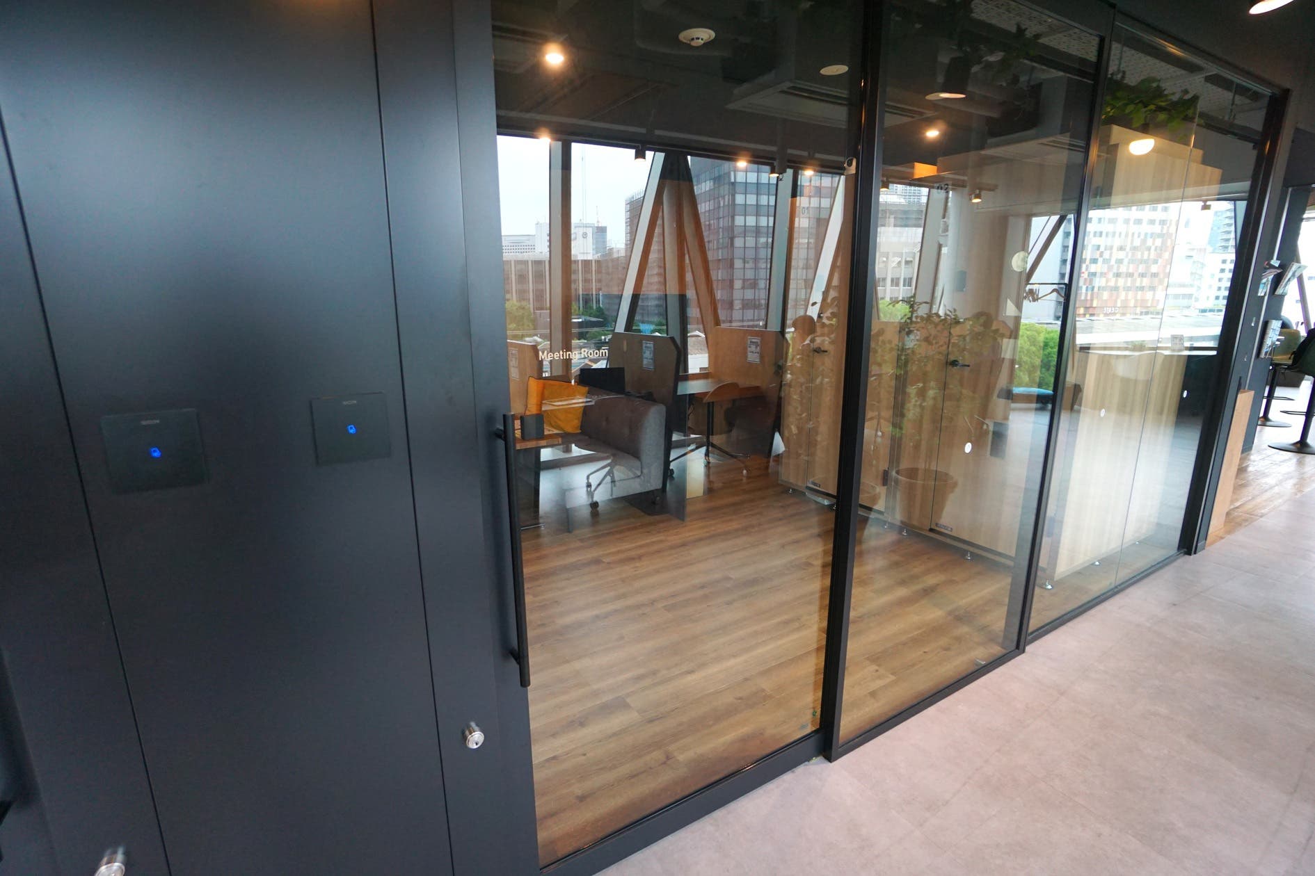 ＜SpemaBOX_関内駅南口駅前No.1＞1人用個室🚪光回線Wi-Fi📶電源🔌モニター🖥️テレワーク/オンライン会議の写真7