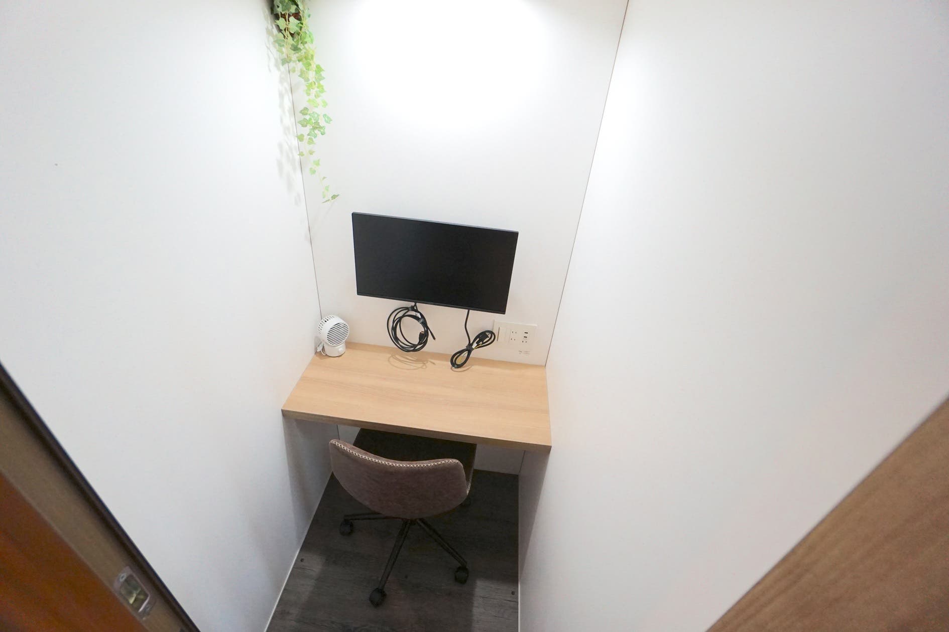 ＜SpemaBOX_関内駅南口駅前No.2＞1人用個室🚪光回線Wi-Fi📶電源🔌モニター🖥️テレワーク/オンライン会議の写真3