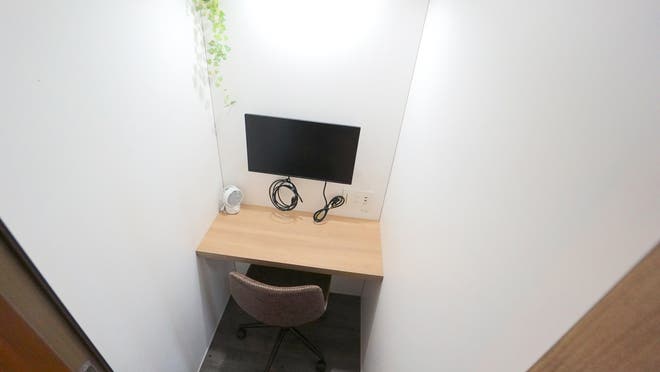 <SpemaBOX_関内駅南口駅前No.2>1人用個室🚪光回線Wi-Fi📶電源🔌モニター🖥️テレワーク/オンライン会議の写真3