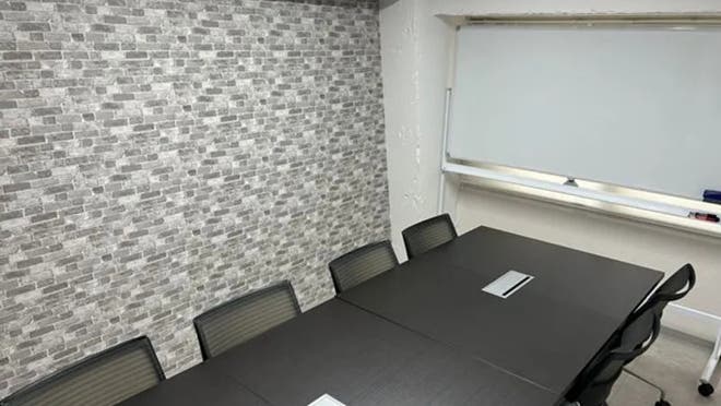 駅東口徒歩1分!614号室 最大8名までご利用可能。会議やミーティングにおすすめな貸会議室の写真3