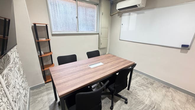 【巣鴨駅から徒歩1分】モニター・フリードリンク付き4名会議室(Room A)の写真1