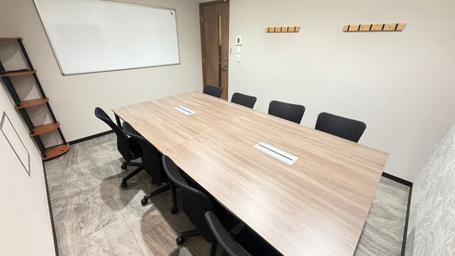 【巣鴨駅から徒歩1分】モニター・フリードリンク付き8名会議室(Room C)の写真1