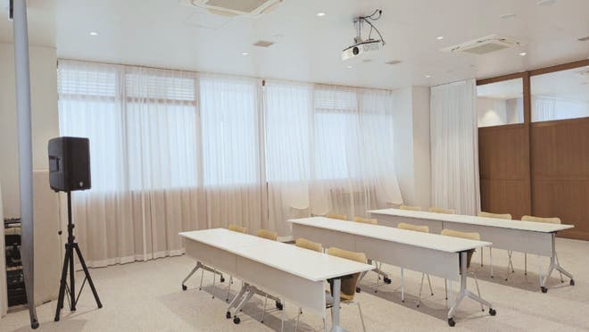 大きなスクリーン・プロジェクター完備🏢オフサイト研修や社外会議に最適な集中空間の写真1