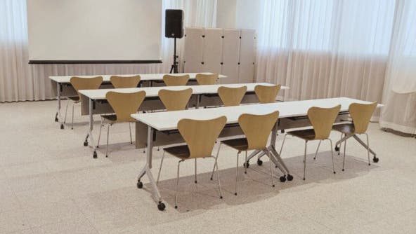 大きなスクリーン・プロジェクター完備🏢オフサイト研修や社外会議に最適な集中空間の写真2