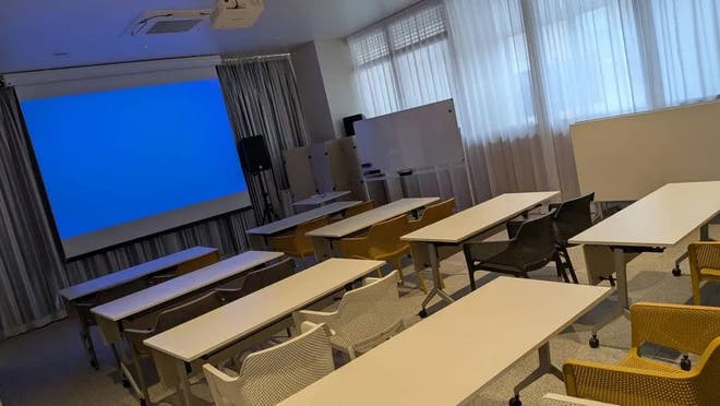 大きなスクリーン・プロジェクター完備🏢オフサイト研修や社外会議に最適な集中空間の写真4