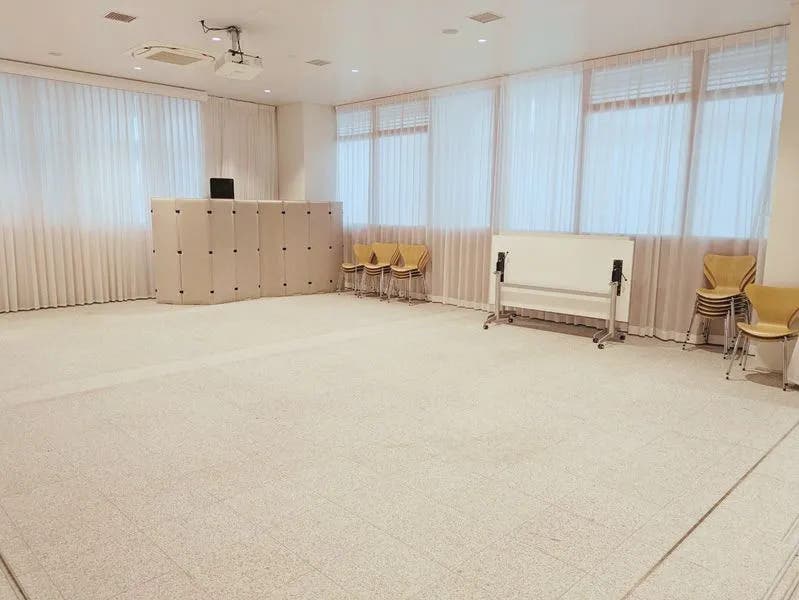 大きなスクリーン・プロジェクター完備🏢オフサイト研修や社外会議に最適な集中空間の写真5