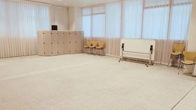 大きなスクリーン・プロジェクター完備🏢オフサイト研修や社外会議に最適な集中空間の写真5