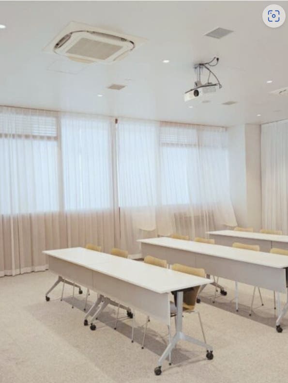 大きなスクリーン・プロジェクター完備🏢オフサイト研修や社外会議に最適な集中空間の写真6