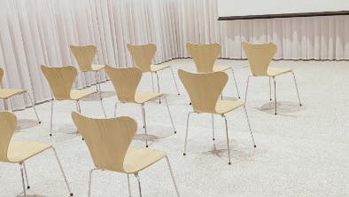 大きなスクリーン・プロジェクター完備🏢オフサイト研修や社外会議に最適な集中空間の写真7