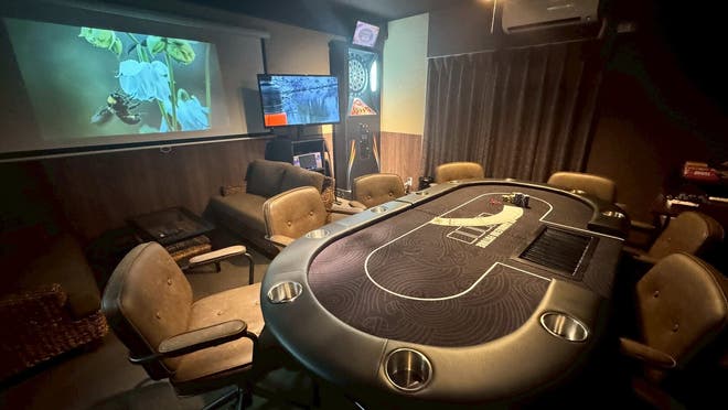 【FAMILYPOT 池袋駅前2号店】池袋駅徒歩3分 ポーカー ダーツオ カラオケ ボードゲームの写真1