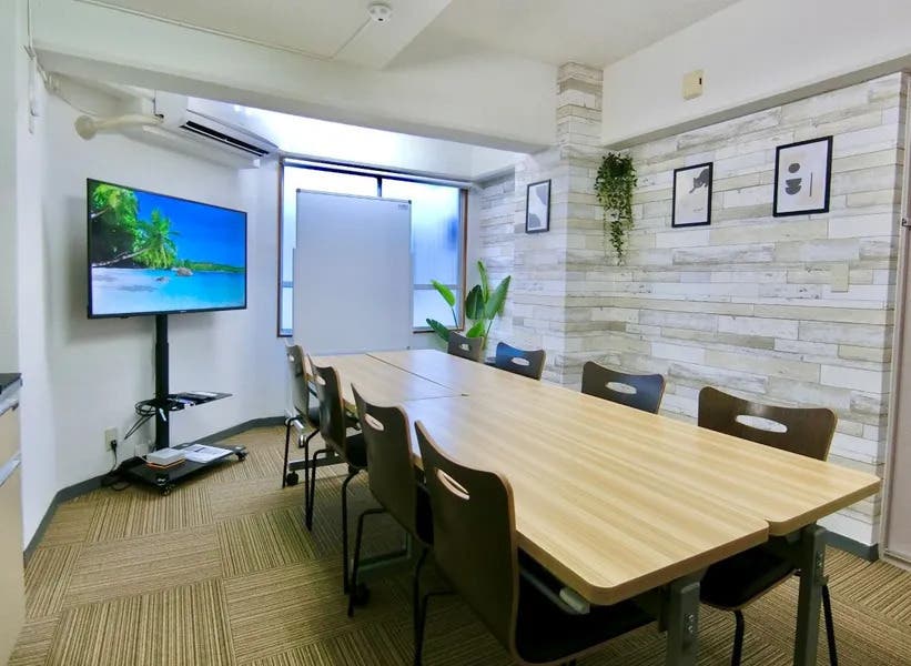 【ComfortSpace上野】上野駅3分！ 50モニタ・電子レンジ・無料Wifi・会議・セミナー・オフ会・撮影の写真1