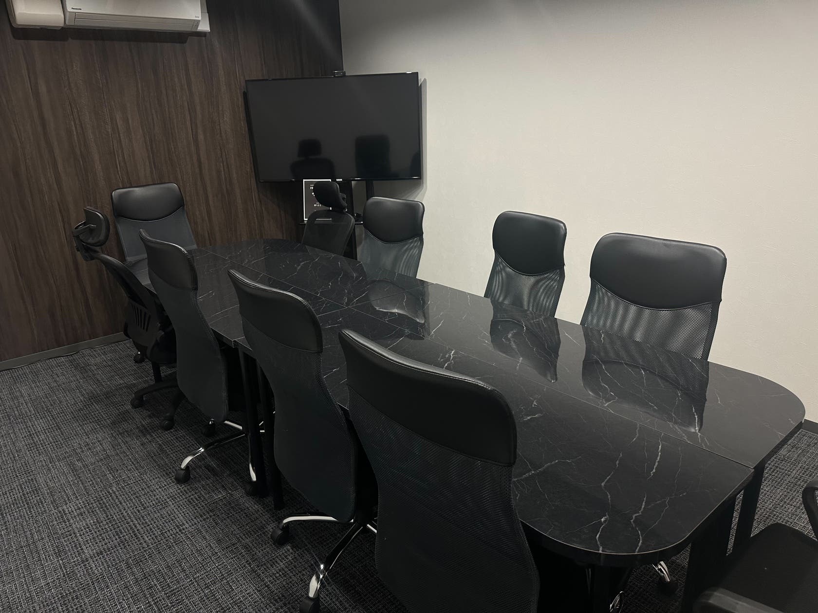 広瀬通 ウェブカメラ付TVモニター完備【8階第2会議室】会議・商談・打ち合わせ／洗練された空間／10名様用の写真2