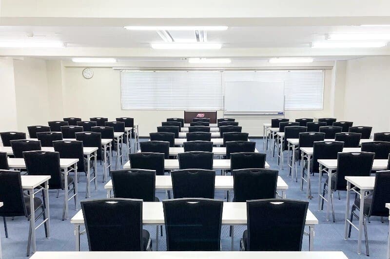 JR立川駅から徒歩4分の会議室施設。最大99名収容可能な大きな会議室で多目的に利用でき、リーズナブルな価格でご利用いただけます。の写真2