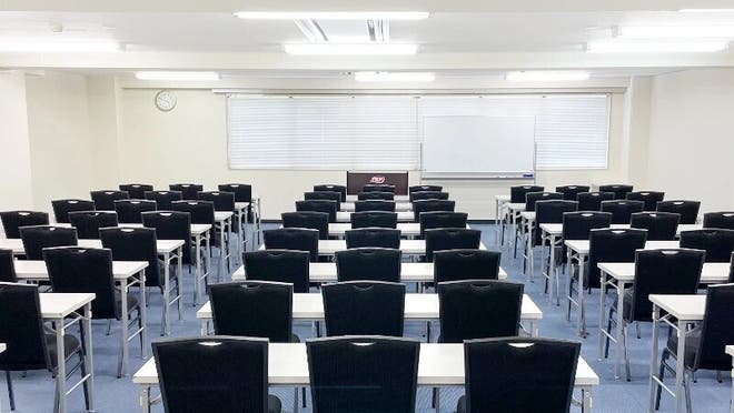 JR立川駅から徒歩4分の会議室施設。最大99名収容可能な大きな会議室で多目的に利用でき、リーズナブルな価格でご利用いただけます。の写真2