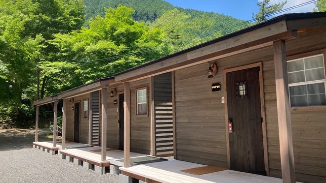 木々に囲まれた 屋外50mプール 郡上八幡のナチュラルミネラルウォーター100%使用の写真2