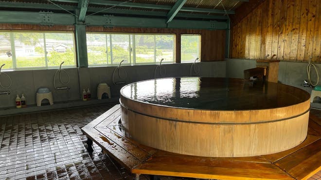 木々に囲まれた 屋外50mプール 郡上八幡のナチュラルミネラルウォーター100%使用の写真5