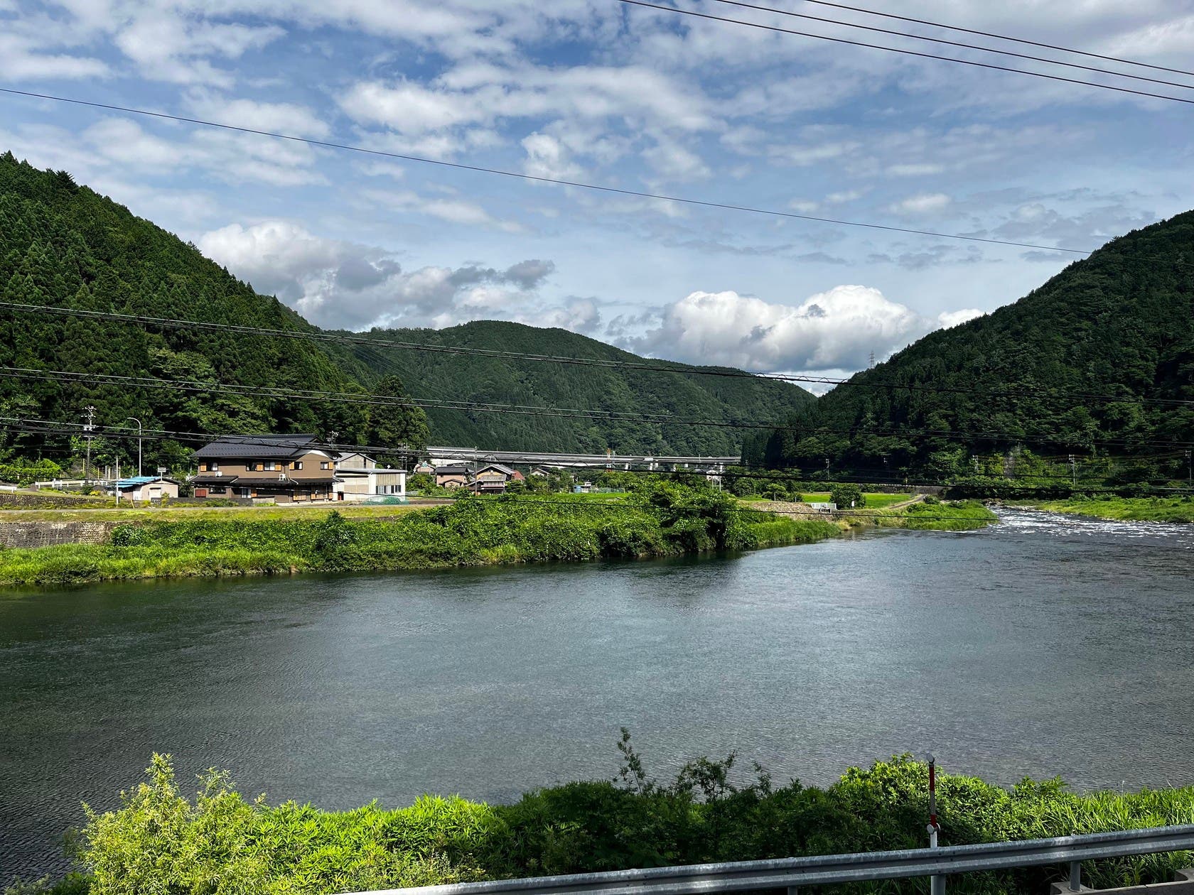 木々に囲まれた　屋外50mプール　郡上八幡のナチュラルミネラルウォーター100%使用の写真6