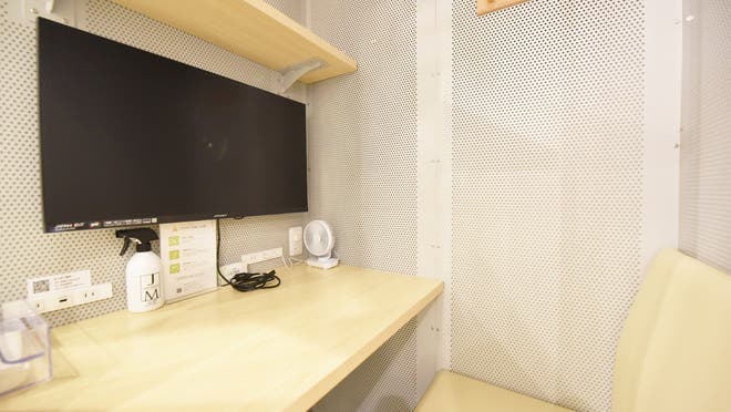 【下北沢駅徒歩1分|24時間営業|1PSブース】防音完全個室/31.5型モニター/充電/web商談・面接・MTG・テレワーク等の写真2