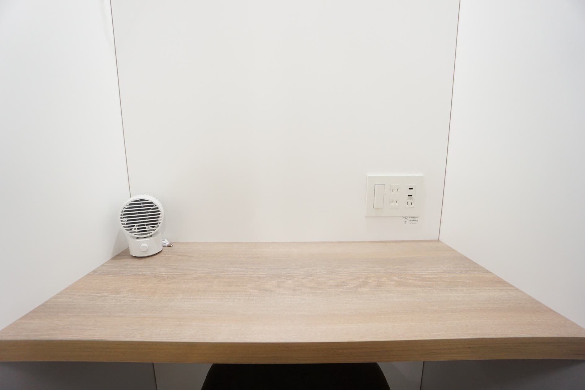 ＜TKPビズ BOX 東京駅カンファレンスセンターNo.4＞1人用個室🚪光回線Wi-Fi📶電源🔌モニター🖥️テレワークの写真2