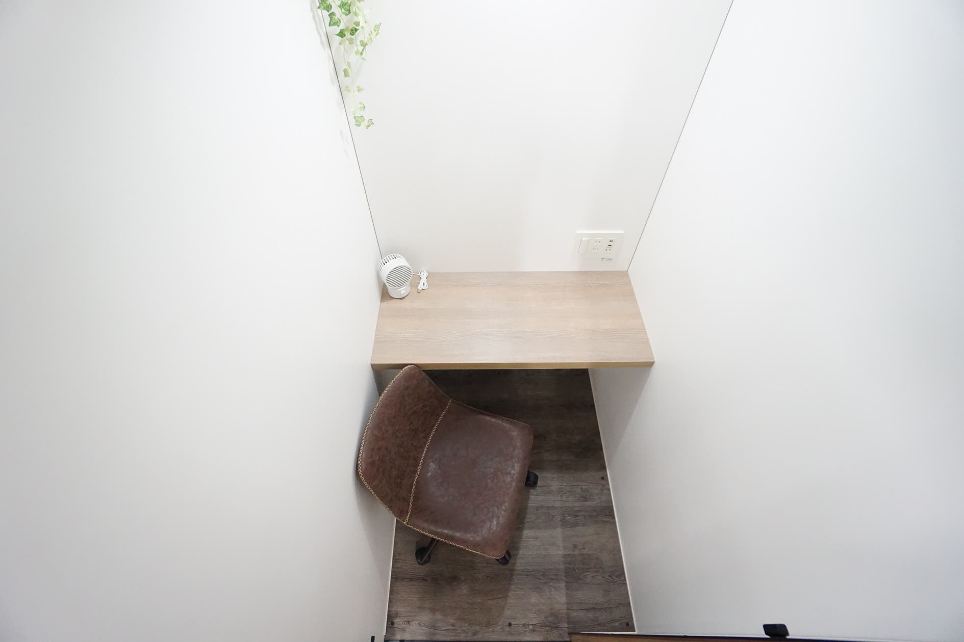 ＜TKPビズ BOX 東京駅カンファレンスセンターNo.4＞1人用個室🚪光回線Wi-Fi📶電源🔌モニター🖥️テレワークの写真4